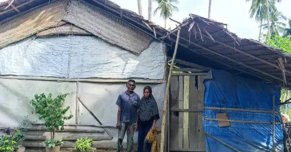 Nyaris Roboh ; Puluhan Tahun Tempati Gubuk Reot, Dinding Bekas Spanduk ...