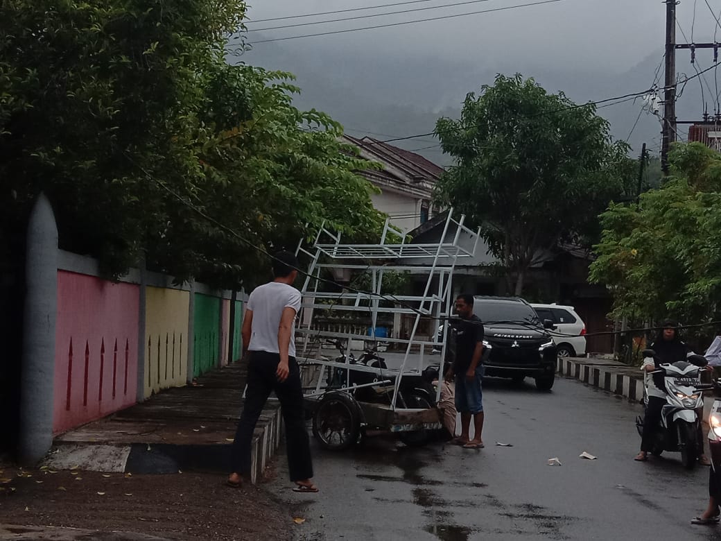 Beca Pembawa Rak Bunga Tersangkut di Kabel Listrik