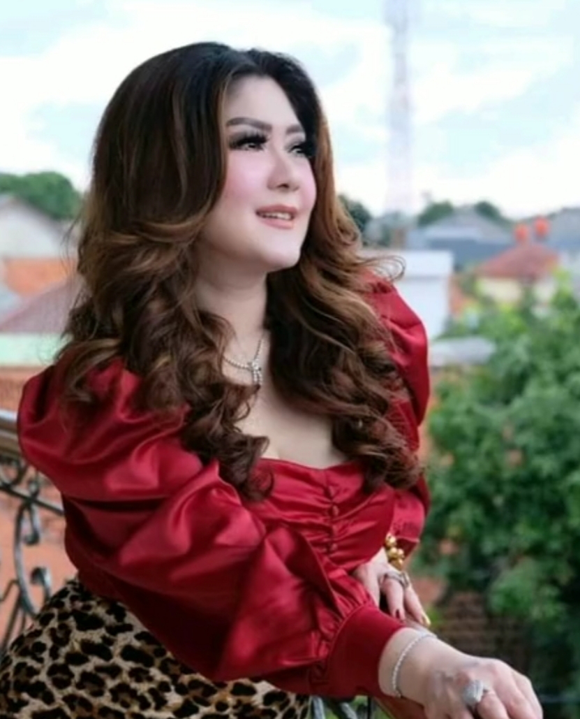 Netizen Buru Pose Cantik Istri Jenderal Ferdy Sambo, Putri Candrawati