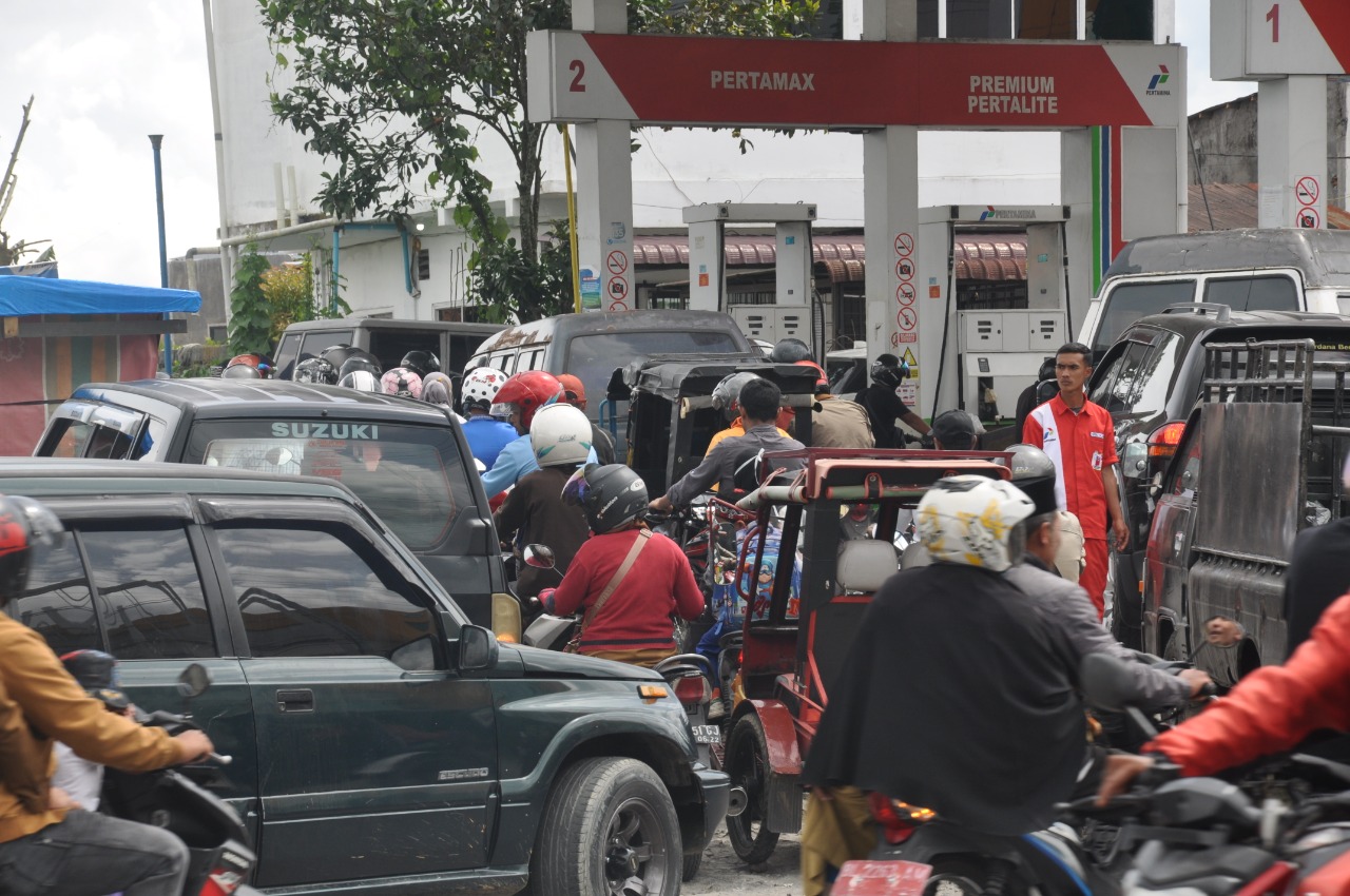 Antrian Panjang Kendaraan di SPBU Warnai Libur Tahun Baru di Aceh Tengah