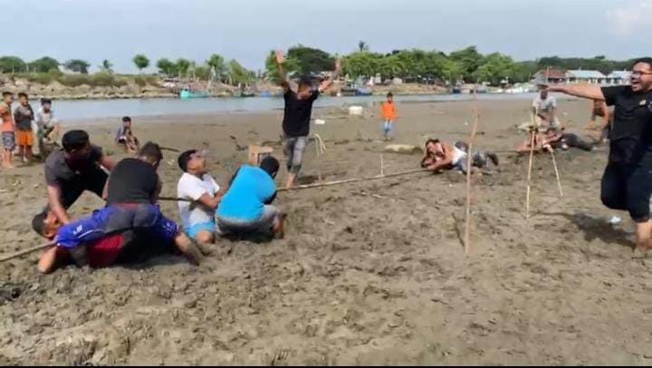 Pemuda Pesisir Bireuen Menyambut HUT Kemerdekaan RI ke 79 Dengan Lomba Tarik Tambang