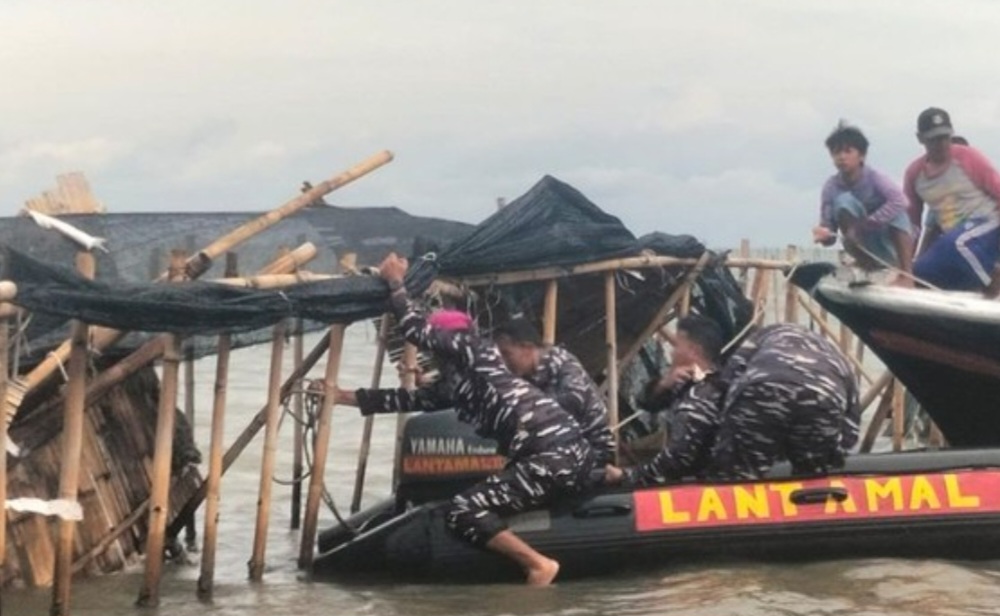 Libatkan 600 Pasukan TNI AL dan Warga Akhirnya Pagar Laut Tangerang Dibongkar
