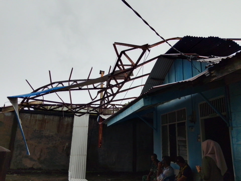 Hujan dan Angin Kencang Landa Tapaktuan, Atap Tribun Lapangan Naga Ambruk Mengena Rumah Warga