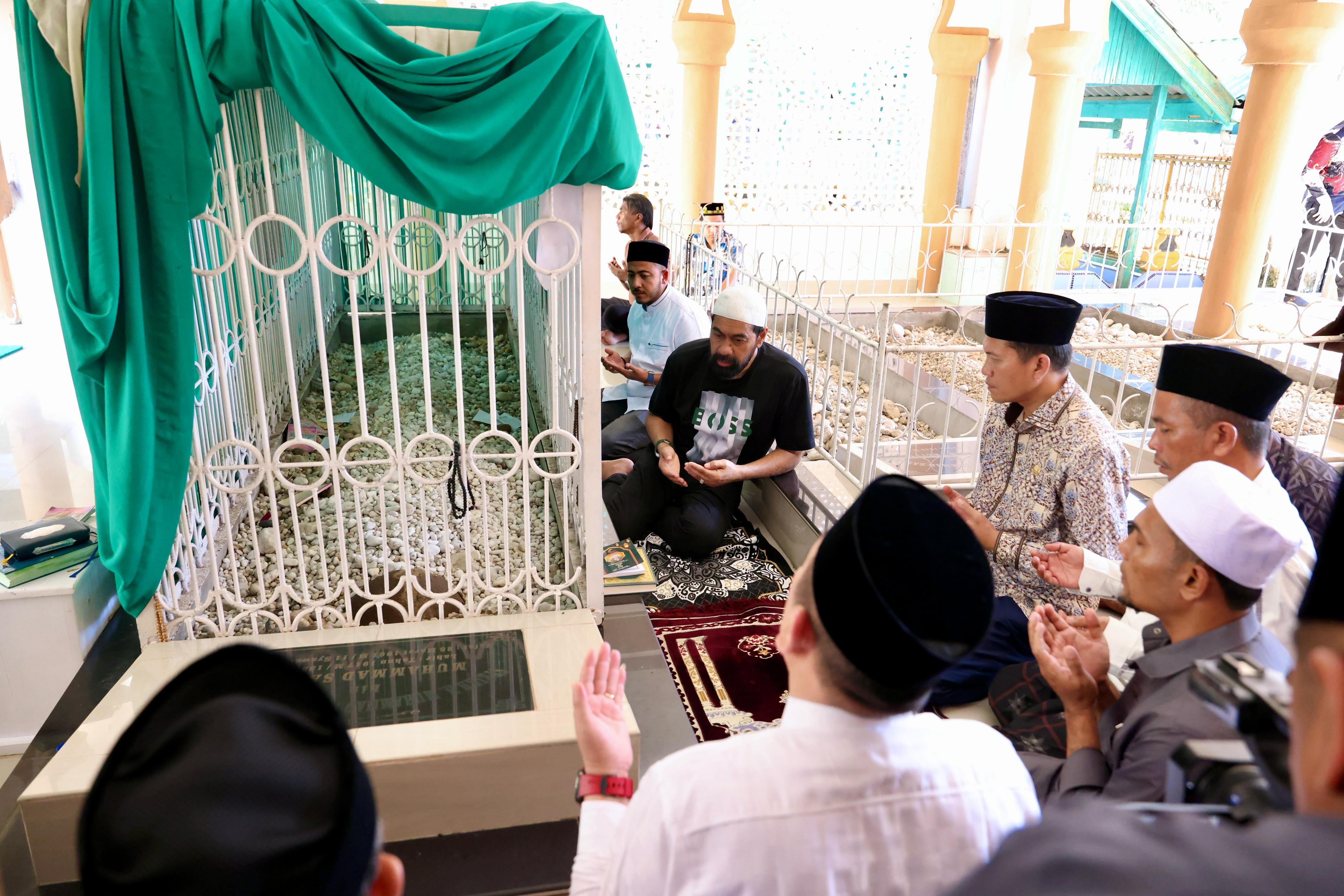 Mualem ke Labuhan Haji, Berdoa dan Ziarah Makam Ulama Aceh Abuya Muda Waly