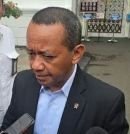 Pertanda Apa?, Bahlil Tak Disalami Gibran saat Upacara Militer