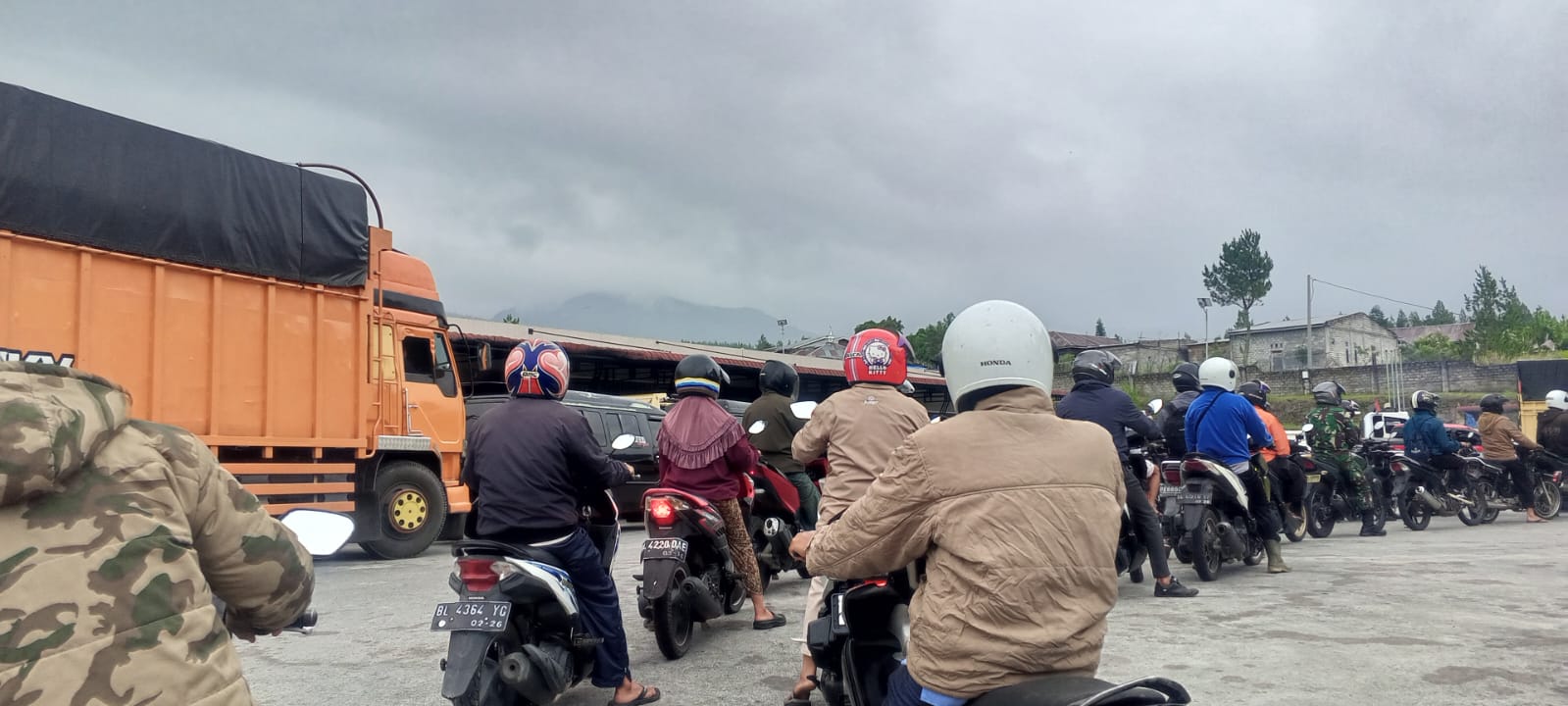 Di Tengah Mendung, Antrean Panjang Kendaraan Mengular di SPBU Pante Raya