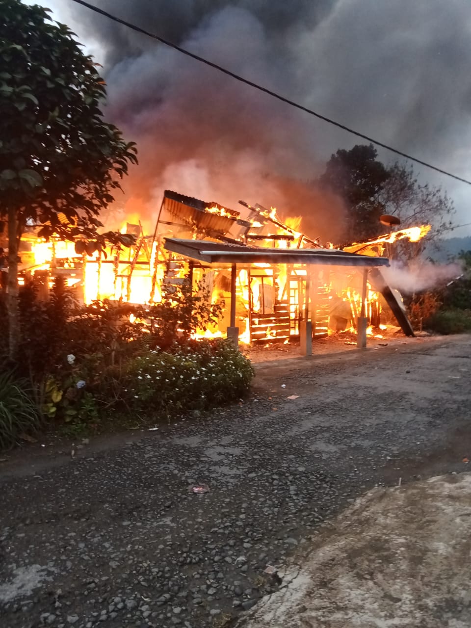 Rumah Ludes Terbakar, Pemiliknya Abu Bakar Sedang Dirawat di RS Datu Beru